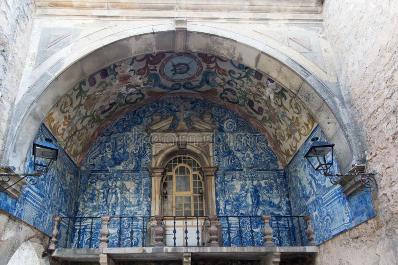 Balcón Con Las Tejas Azules En Obidos Foto de archivo - Imagen de ...
