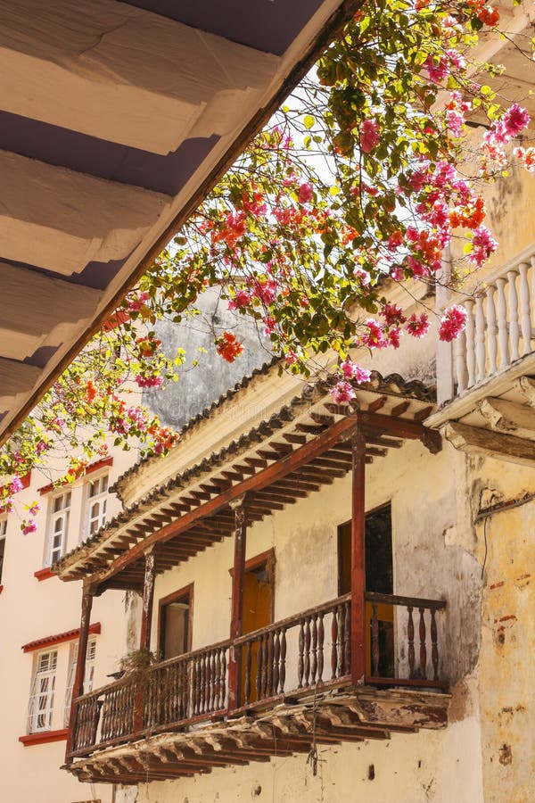 Fachada De La Casa Colonial Con Los Balcones Imagen de archivo - Imagen ...