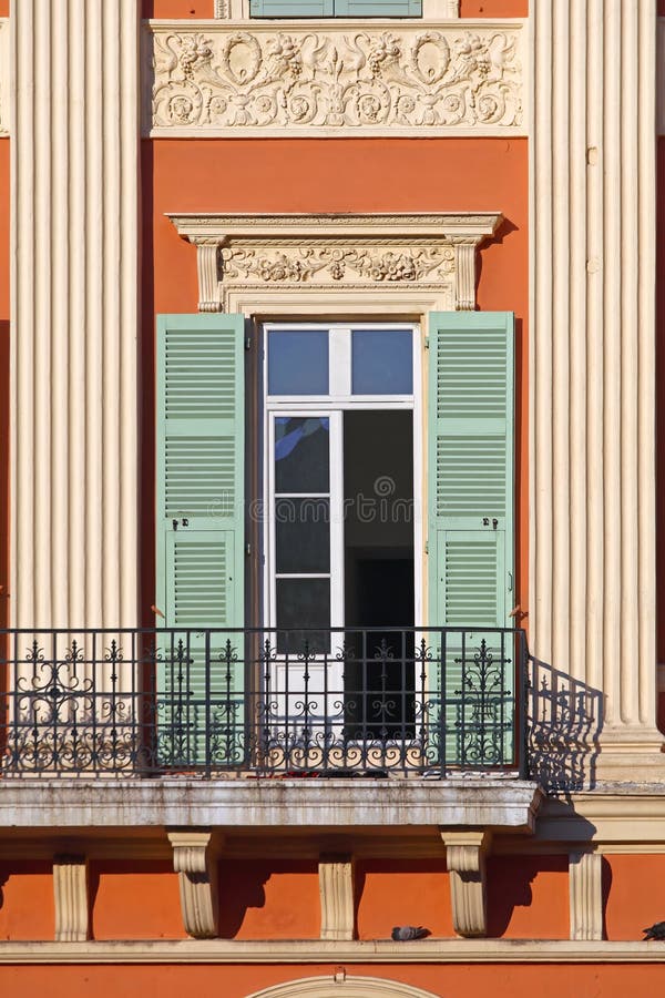 Balcón francés imagen de archivo. Imagen de cesta, europeo - 15737649