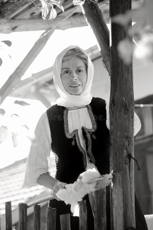 Balcan foto de archivo. Imagen de hembra, bulgaria, aldea - 20953584