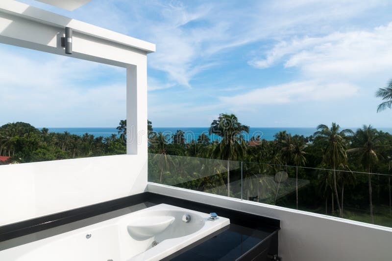 Balcon avec le jacuzzi photo stock. Image du balcon, sunlight - 54754108