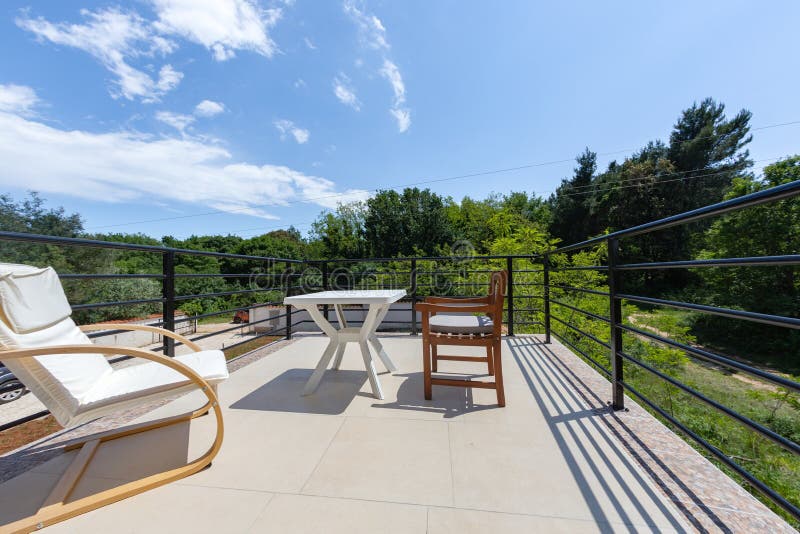 Balcon D'immeuble Moderne Sous Ciel Bleu Image stock - Image du ...