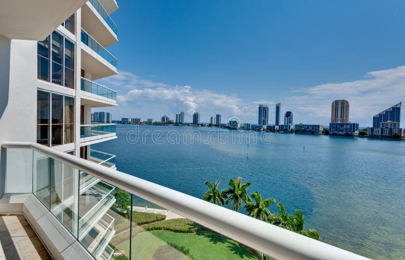 Balcon de Miami Beach image stock. Image du appartement - 19446991