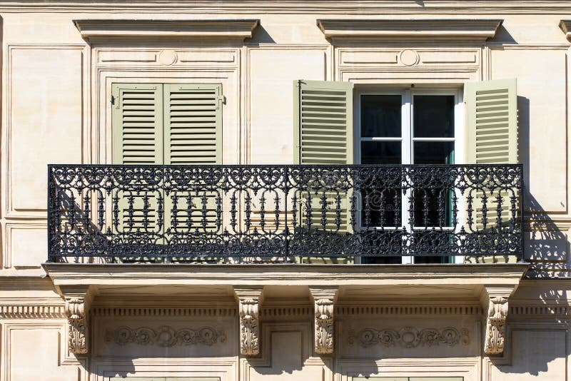Balcon français à Paris image stock. Image du toit, vieux - 25217417