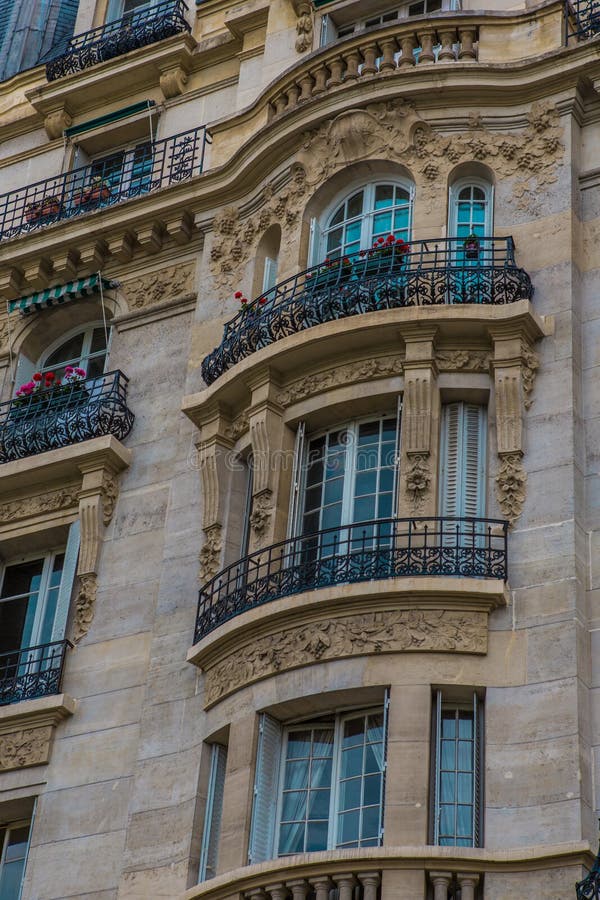 Balcon parisien photo stock. Image du raffiné, europe - 10542426