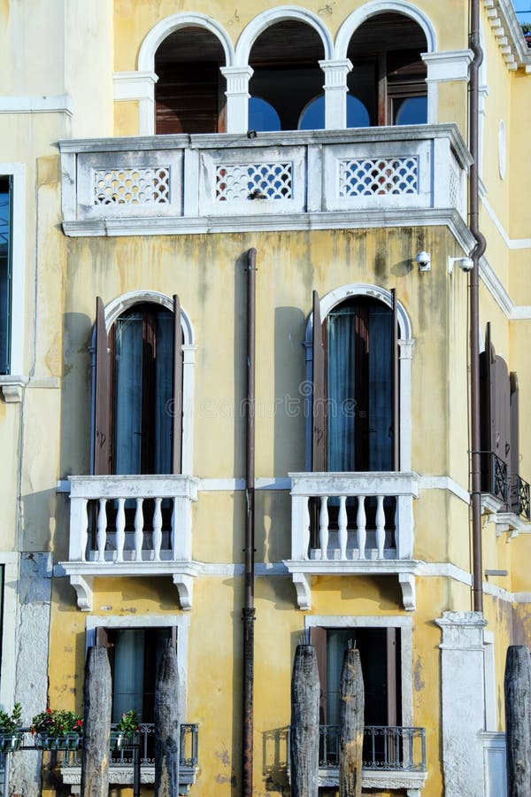 Balcone italiano fotografia stock. Immagine di architettura - 104414938