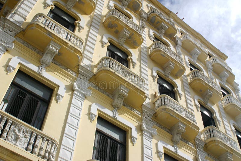 Balcones coloniales imagen de archivo. Imagen de casero - 1079353
