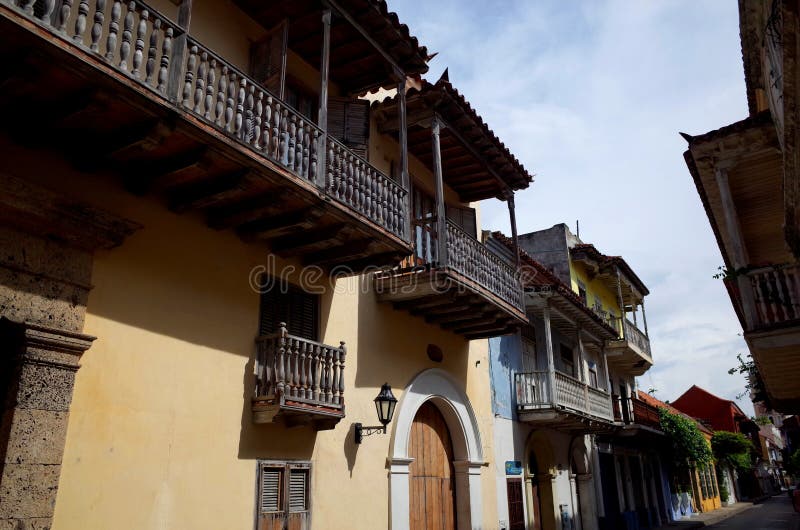 Balcones Coloniales Según Lo Visto En La Fachada Imagen de archivo ...