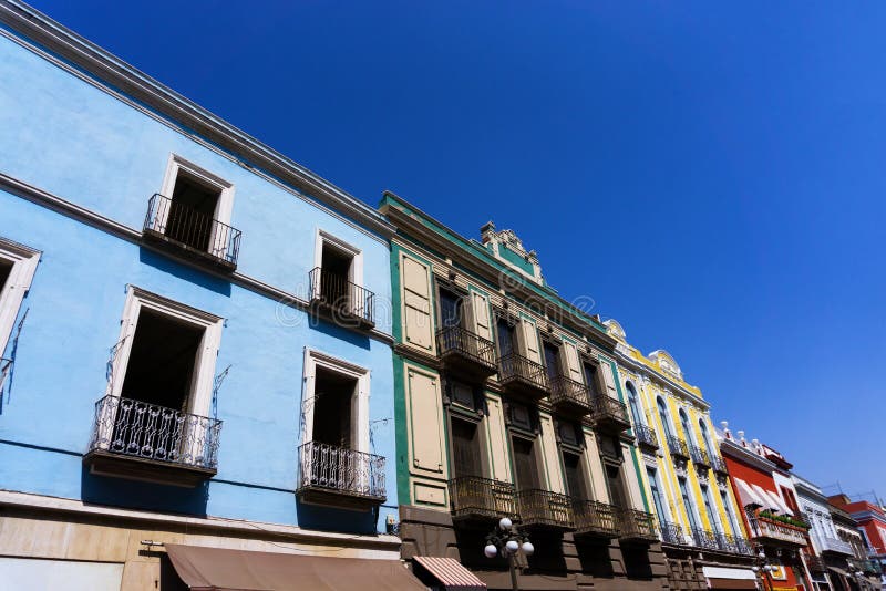Balcones Coloniales En Quito, Ecuador Imagen de archivo - Imagen de ...