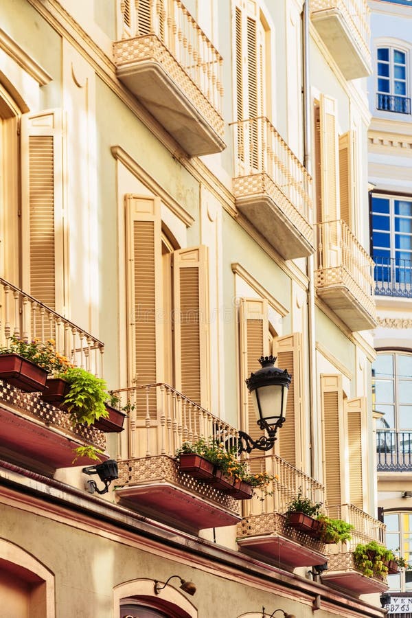 Balcones con flores foto de archivo. Imagen de fachada - 212832438