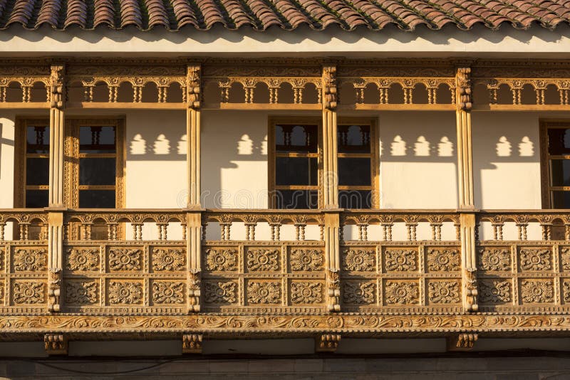 Balcones Coloniales Rústicos De Madera En Cusco, Perú Foto de archivo ...