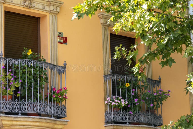 Balcones Decorados Con Macetas De Flores Imagen de archivo - Imagen de ...