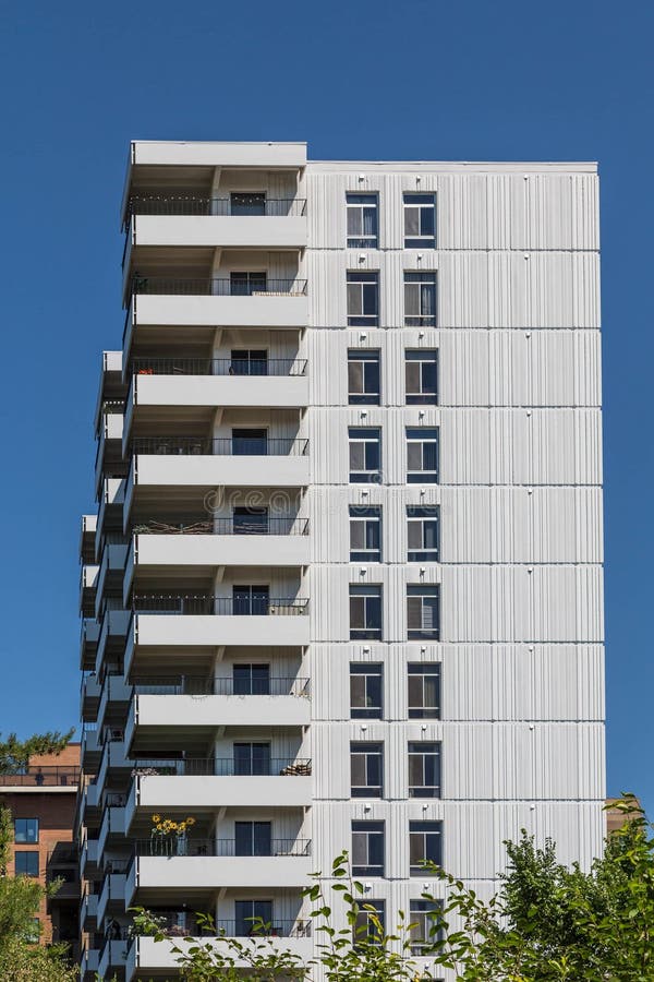 Balcones En El Edificio Concreto Y De Cristal De La Propiedad ...