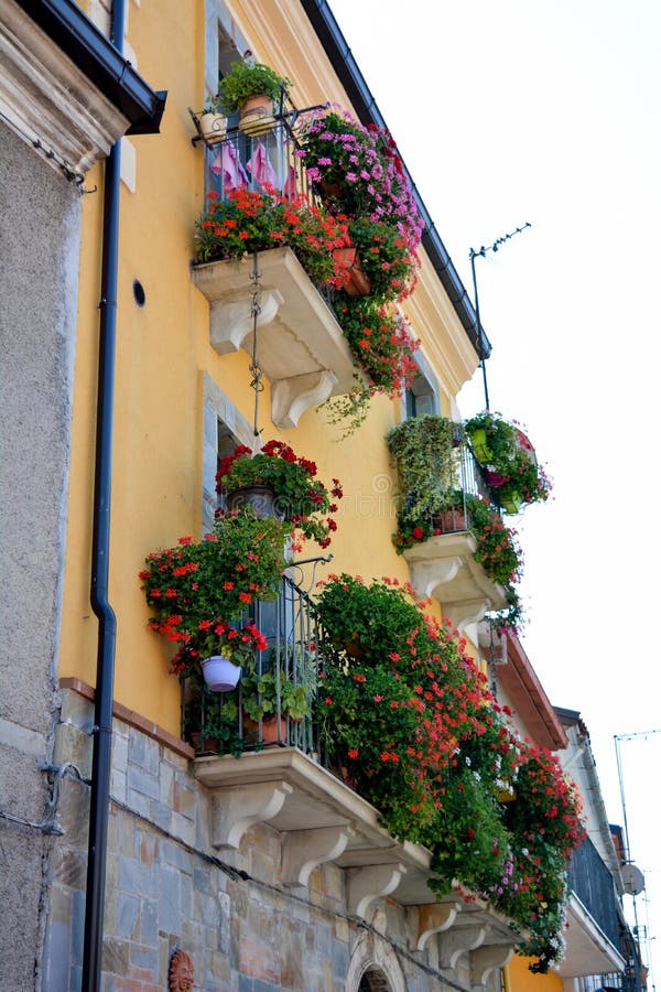 Balcones italianos imagen de archivo. Imagen de obturadores - 12324859