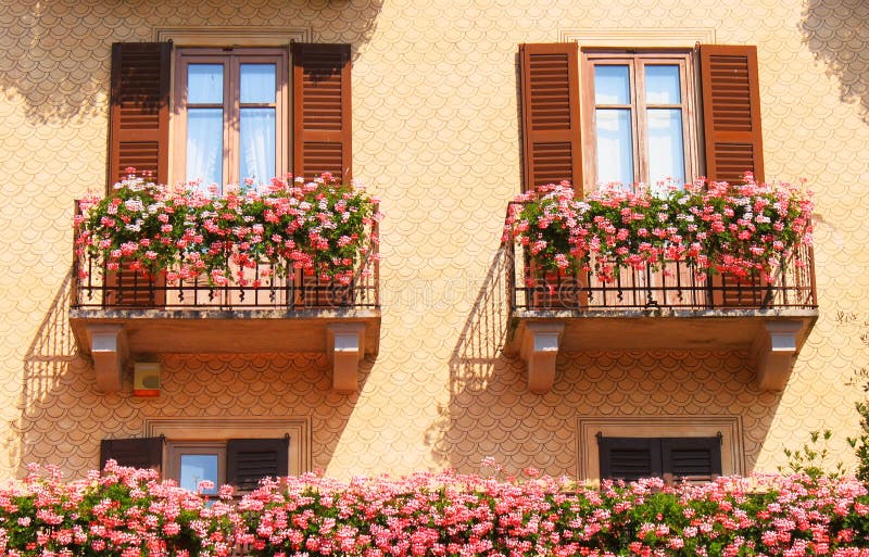 Balcones florecientes imagen de archivo. Imagen de acogedor - 22621675