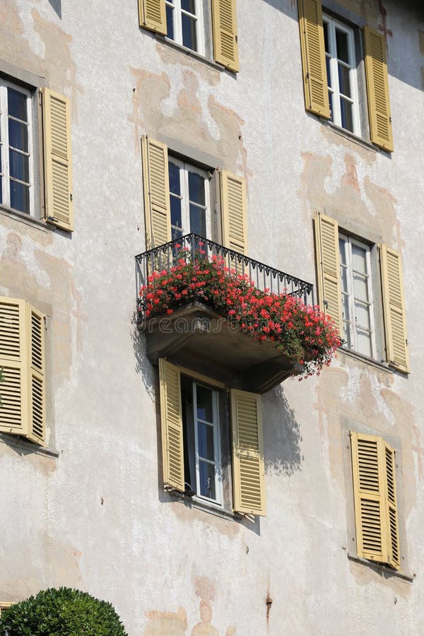 Balcones italianos imagen de archivo. Imagen de italiano - 17939603