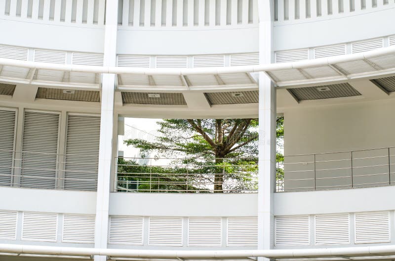 Balcones Redondeados En Un Interior Del Edificio De Oficinas Moderno ...