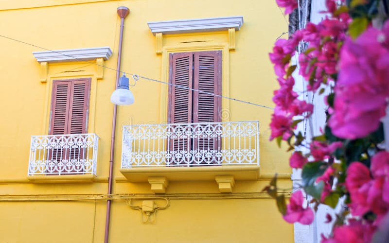 Balcones típicos de Italia foto de archivo. Imagen de blanco - 357776984