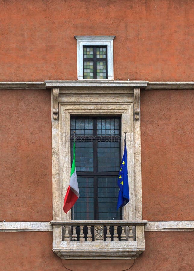 Balcony of Palazzo Venezia, Rome Stock Photo - Image of palazzo, flag ...