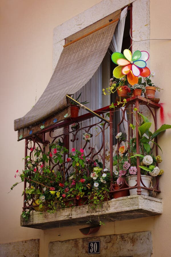 Balcón Florido En El Estilo Veneciano Con Windows Y Los Toldos Verdes Foto de archivo - Imagen ...