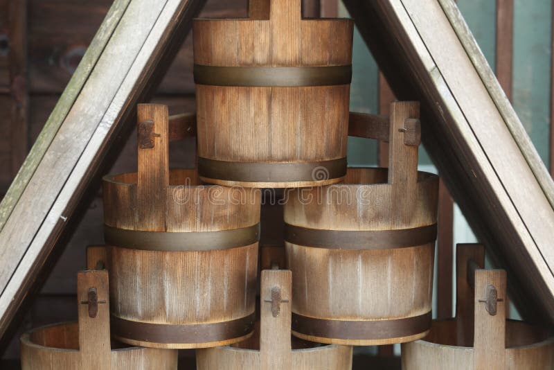 Pail Overturned De Madeira No Prado Perto Da Barraca Branca Foto de ...