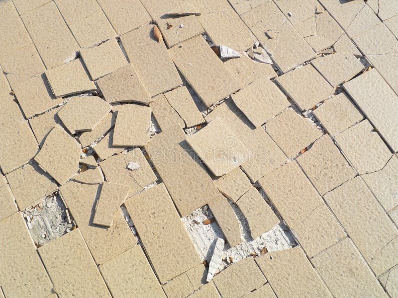 Calle agrietada del piso imagen de archivo. Imagen de pavimento - 84734417