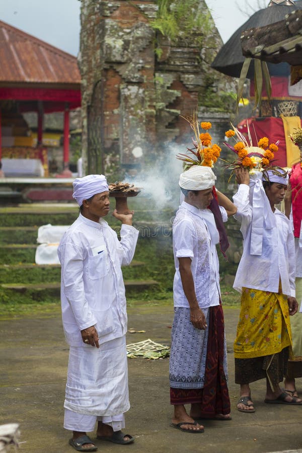 Balinese ceremony editorial photo. Image of family, offering - 32233686