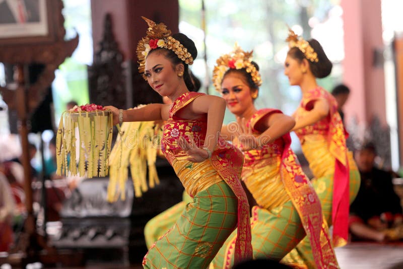 Balinese dance editorial photo. Image of solo, performed - 69686396