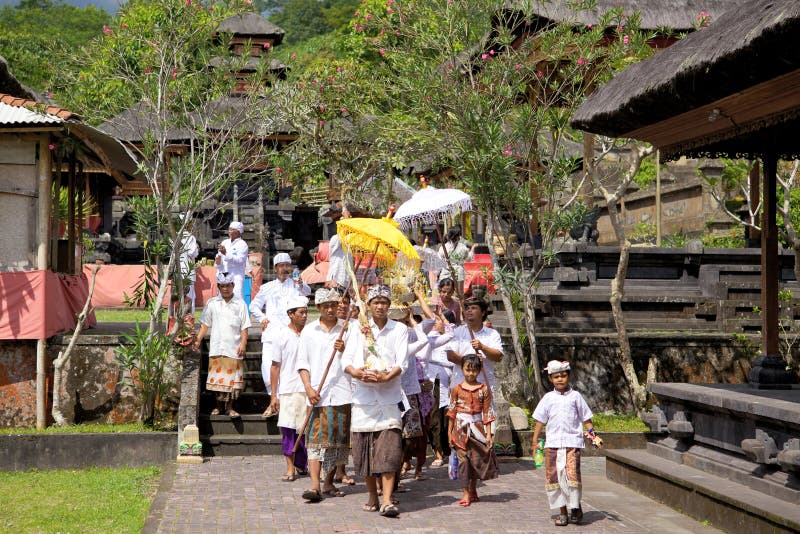 Balinese Funeral Ceremony editorial photo. Image of prayers - 21873571