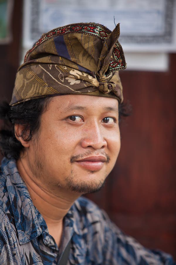 Balinese men at temple editorial photo. Image of dress - 24487761