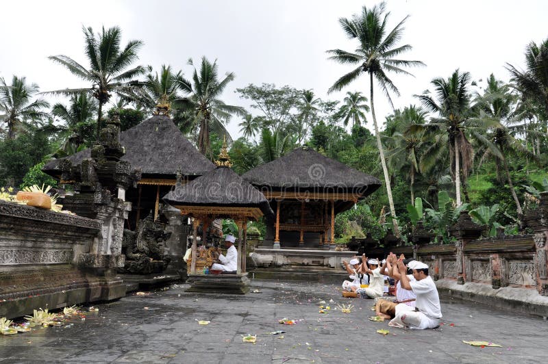 Balinese Praying at Tampaksiring Temple Editorial Photography - Image ...