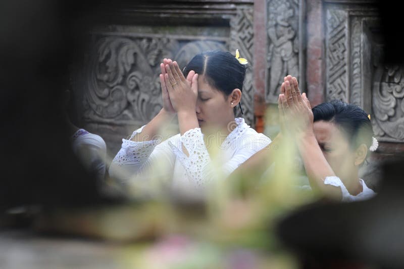 Balinese women in prayer editorial photo. Image of priere - 15655106