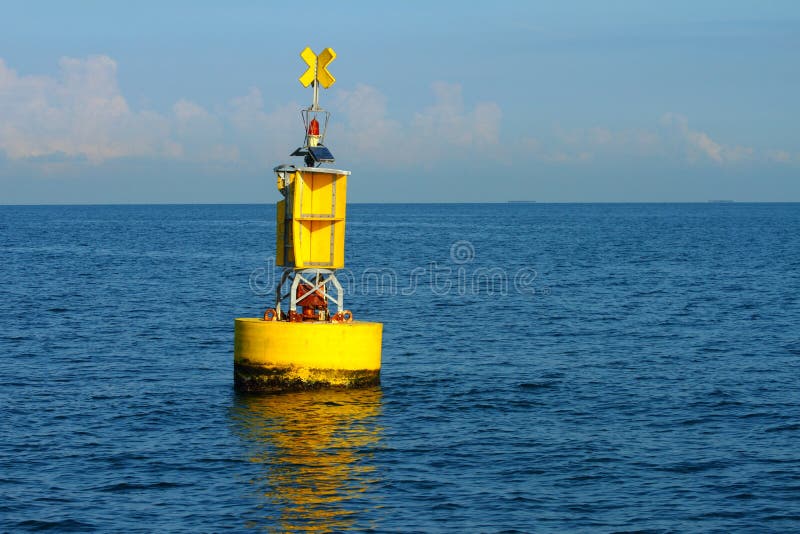 Balise De Navigation Jaune De Flottement Sur La Mer Bleue Photo stock ...
