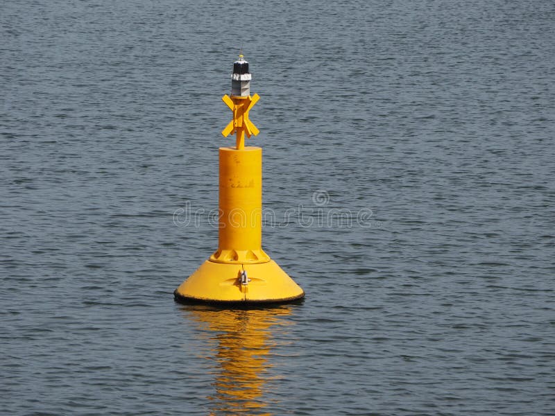 Balise Jaune Flottant En Mer Image stock - Image du copie, jaune: 121156403