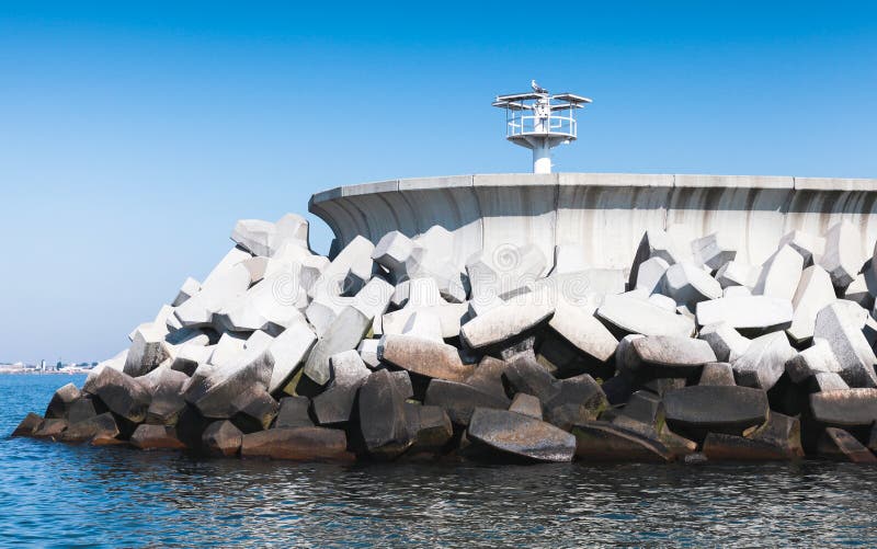 Baliza Branca No Quebra-mar Concreto Imagem de Stock - Imagem de ...
