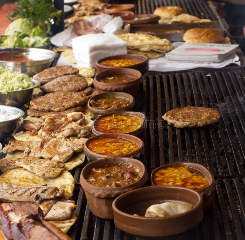 Traditionell balkan mat fotografering för bildbyråer. Bild av fläsk ...