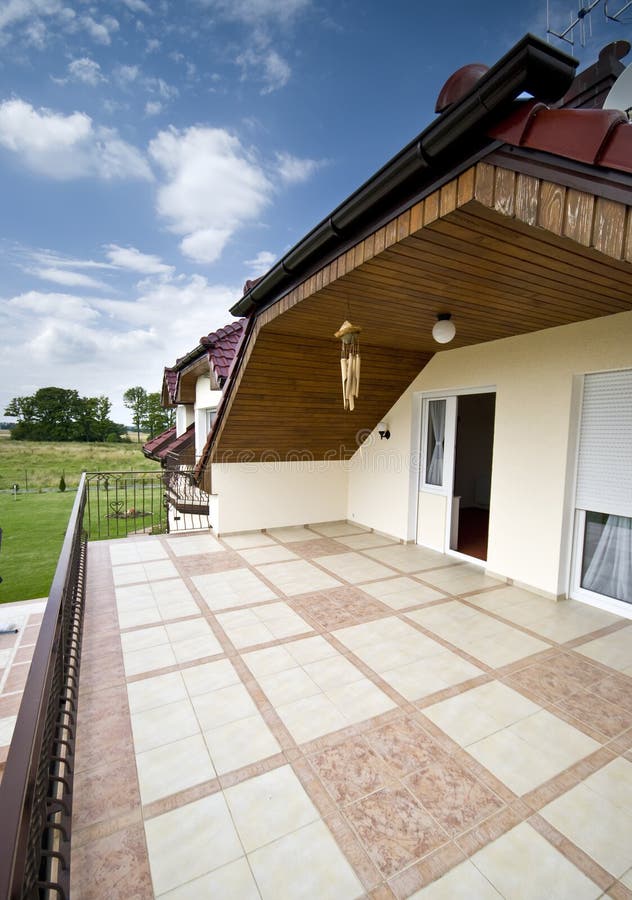 Balkon des modernen Hauses stockfoto. Bild von architektur - 6123180