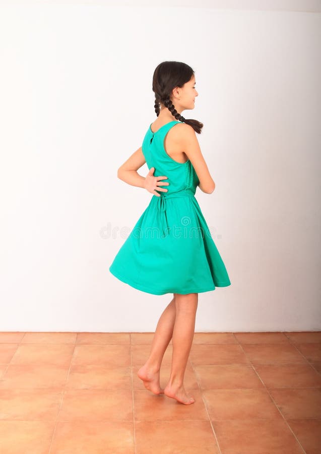 Balla Bella Ragazza In Abito Verde Immagine Stock Immagine Di Piede
