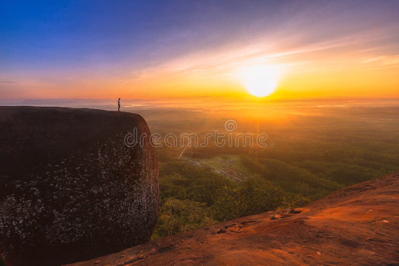 Roca Con Formato De Ballena Foto de archivo - Imagen de exterior, cielo ...