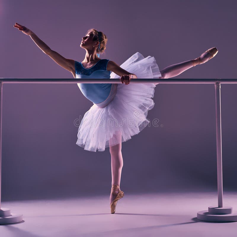 Ballerine Classique Posant Au Barre De Ballet Photo stock - Image du ...