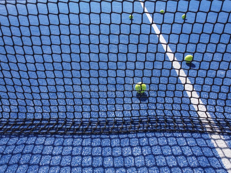 Balles Sur Un Terrain De Paddle Bleu Image stock - Image du personne ...