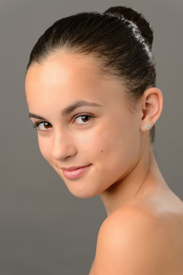 Bellezza Della Pelle Di Purezza Delladolescente Che Guarda Giù