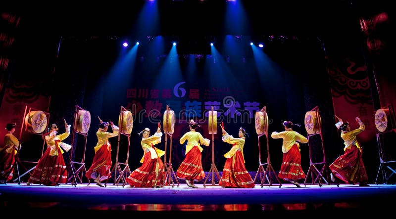 Ballo Etnico Coreano Cinese Fotografia Editoriale - Immagine di intenso ...