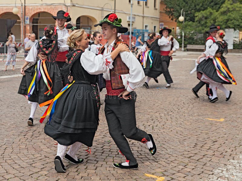 Ballo Tradizionale Italiano Fotografia Stock Editoriale - Immagine di ...