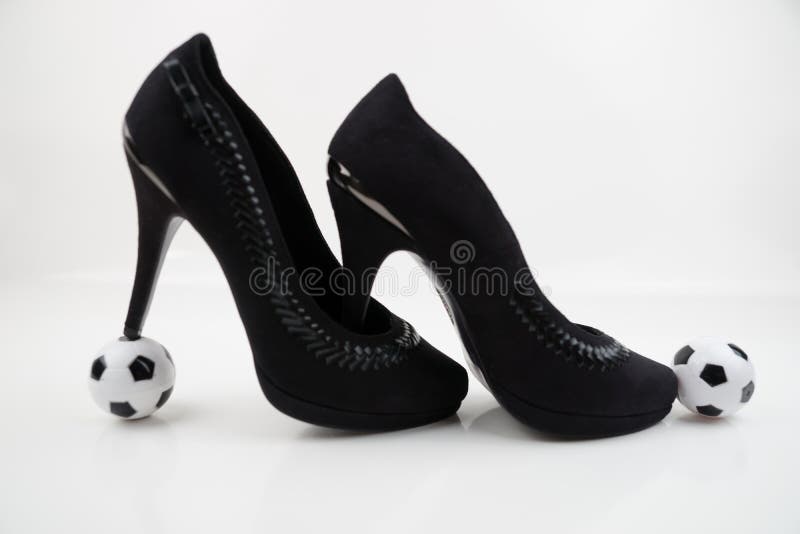Le Football Sur Talons Hauts Image stock - Image du joueur, people ...