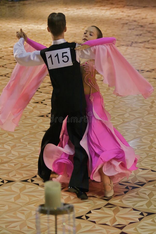 Standard-Tanz-Wettbewerb, 12-13 Jahre Alt Redaktionelles Stockfoto ...