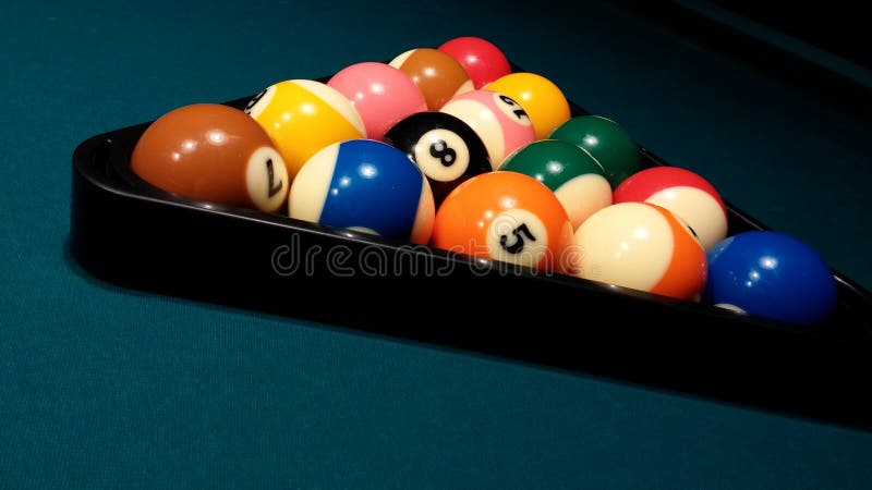 Pooldriehoek En Ballen Op Wit Stock Foto - Image of knipsel, groep ...
