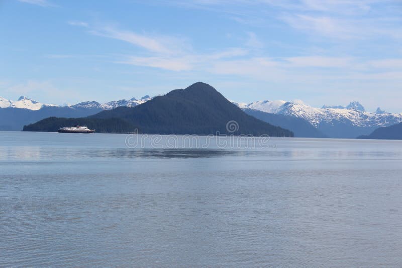 Balsa De Alaska Com Ilha De Kadin E Montanha Do Castelo Foto de Stock ...