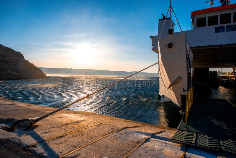 Balsa de carro foto de stock. Imagem de balsa, navio - 50626600