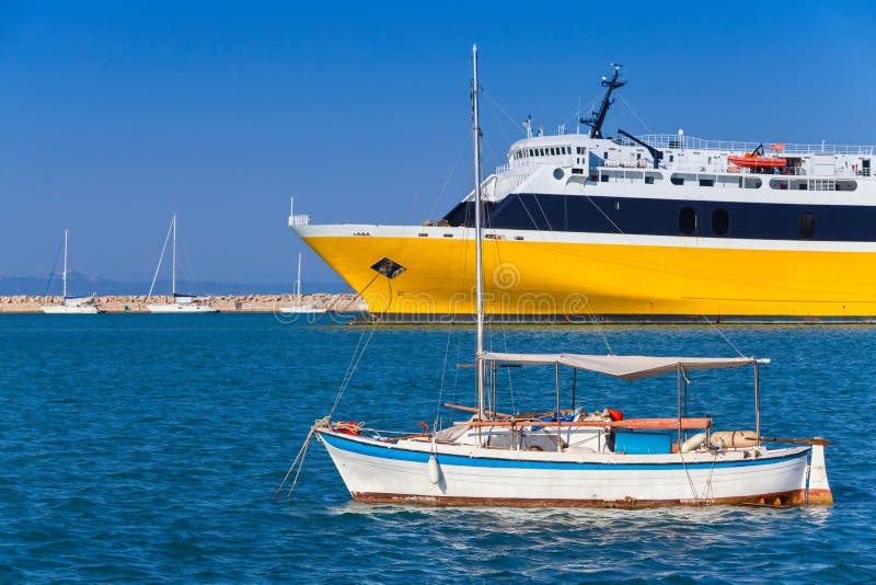 Balsa De Passageiro Amarela E Barco De Pesca Pequeno Foto de Stock ...